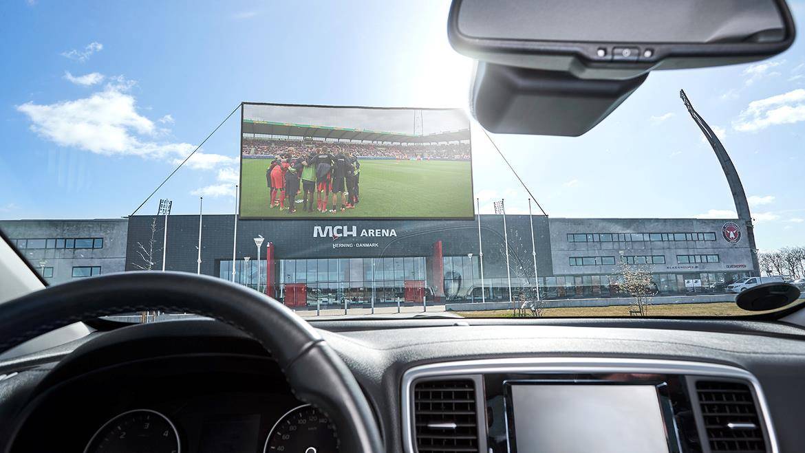 [VIDEO] This football club want fans to watch in the car, at stadium ...