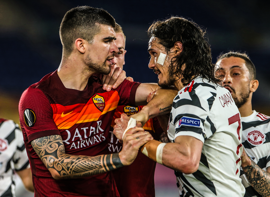 Edinson Cavani storms in to protect Mason Greenwood accosted by Roma ...